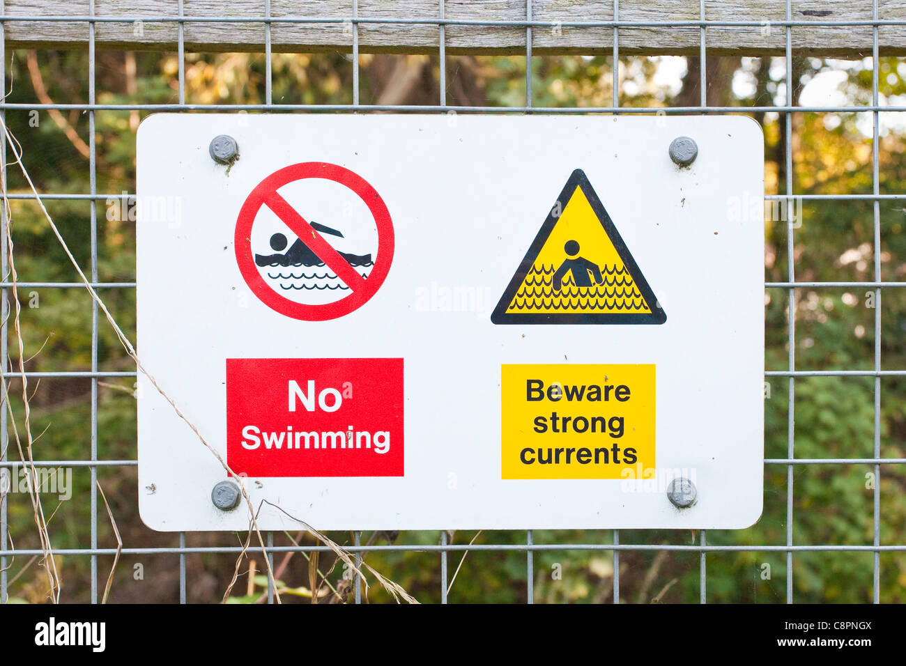 Dangerous currents no swimming sign hi-res stock photography and images ...