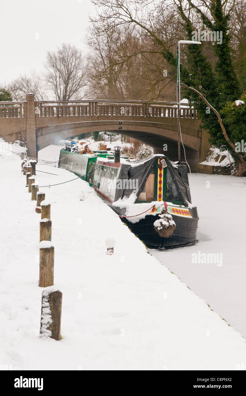 Canal boats on the frozen River Stort and the Stort Navigation at ...