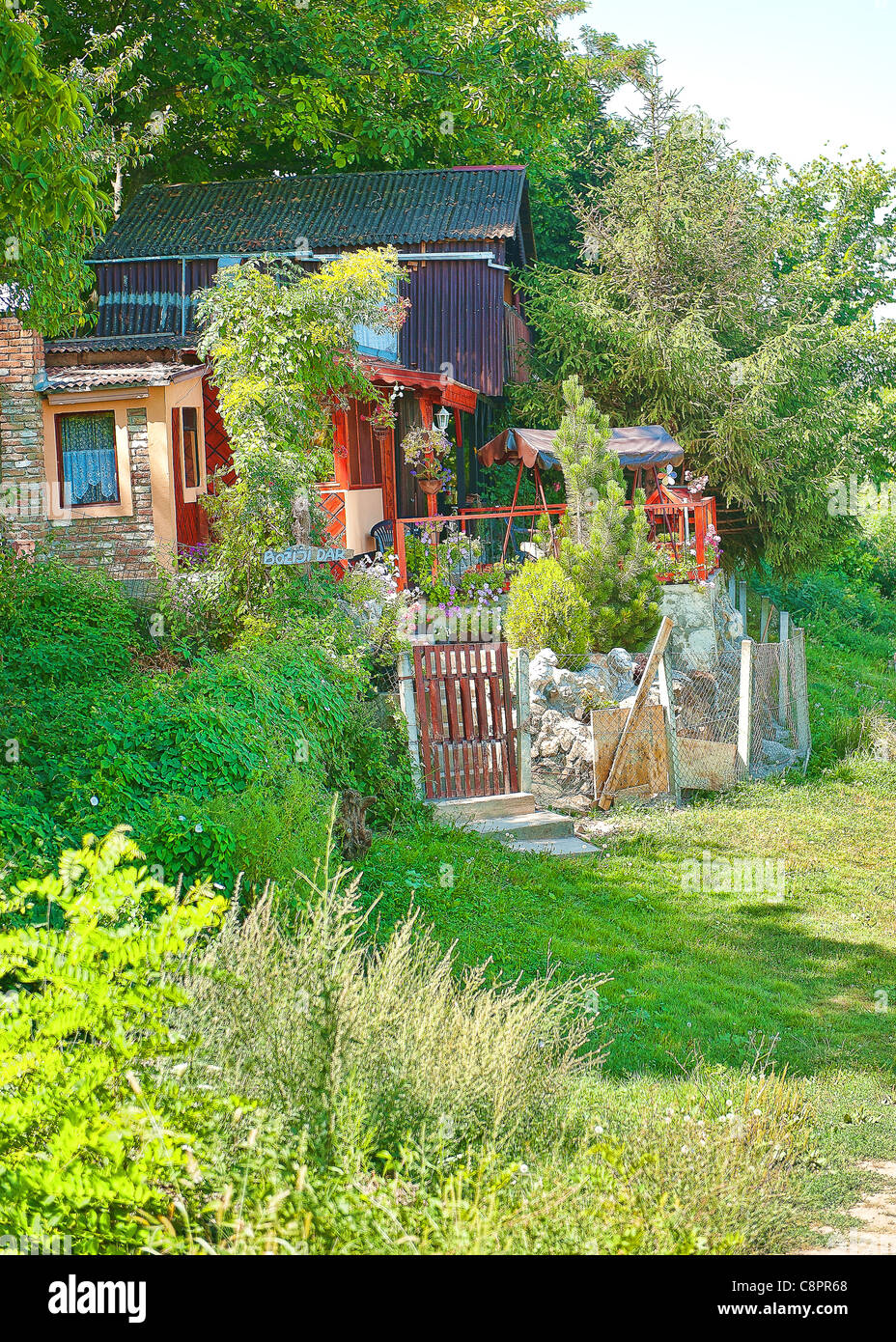 Modest cottage hi-res stock photography and images - Alamy