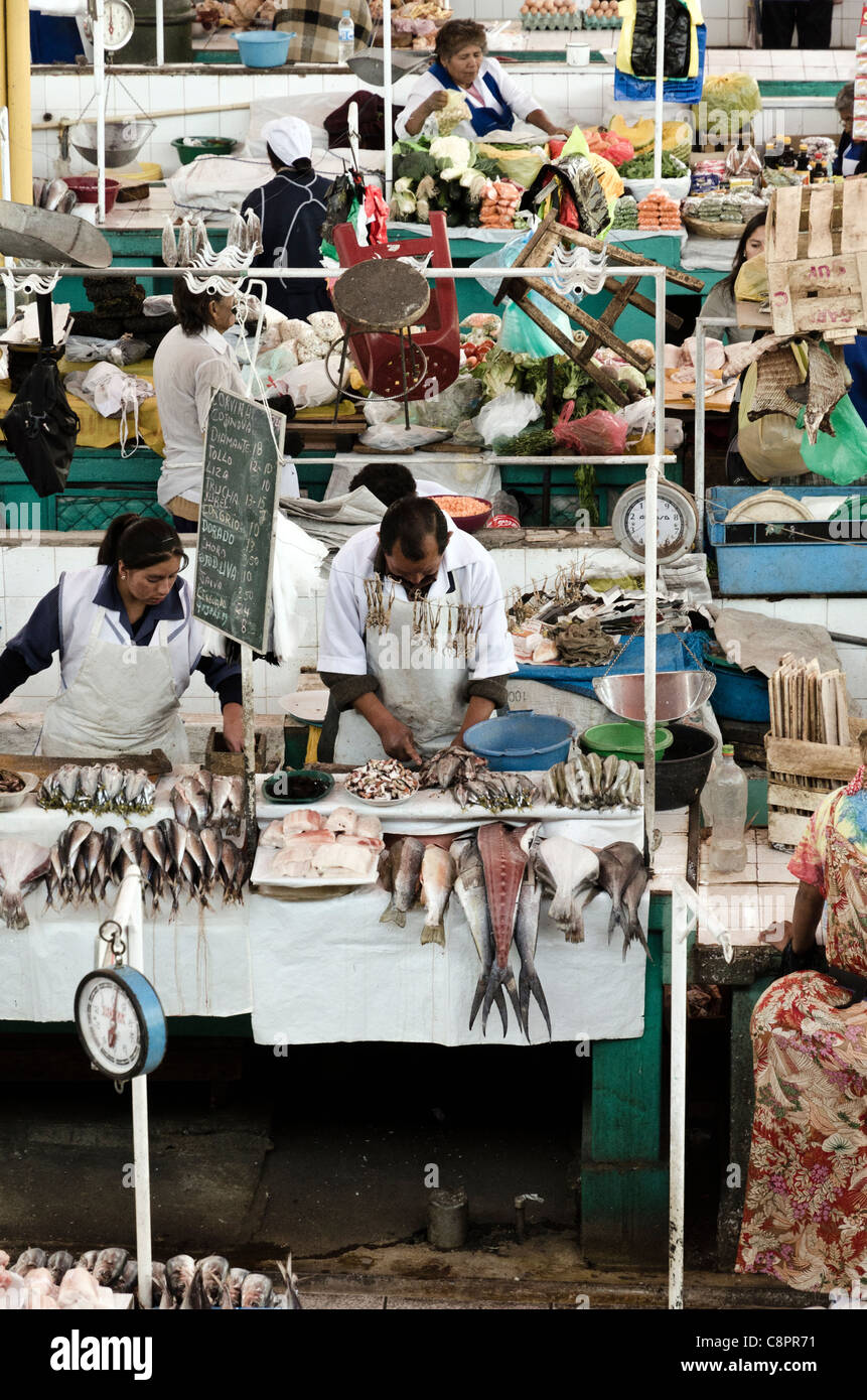 Indoor market fish stall hi-res stock photography and images - Alamy