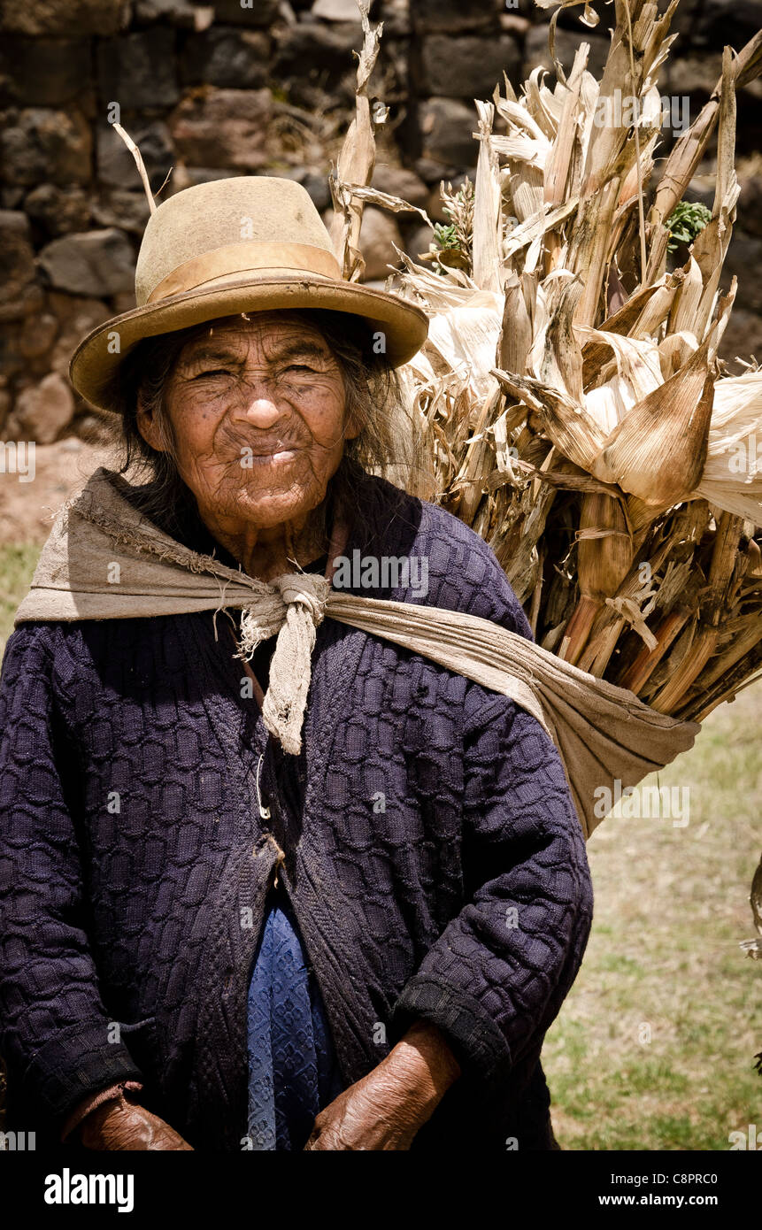 Old peruvian woman hi-res stock photography and images - Alamy