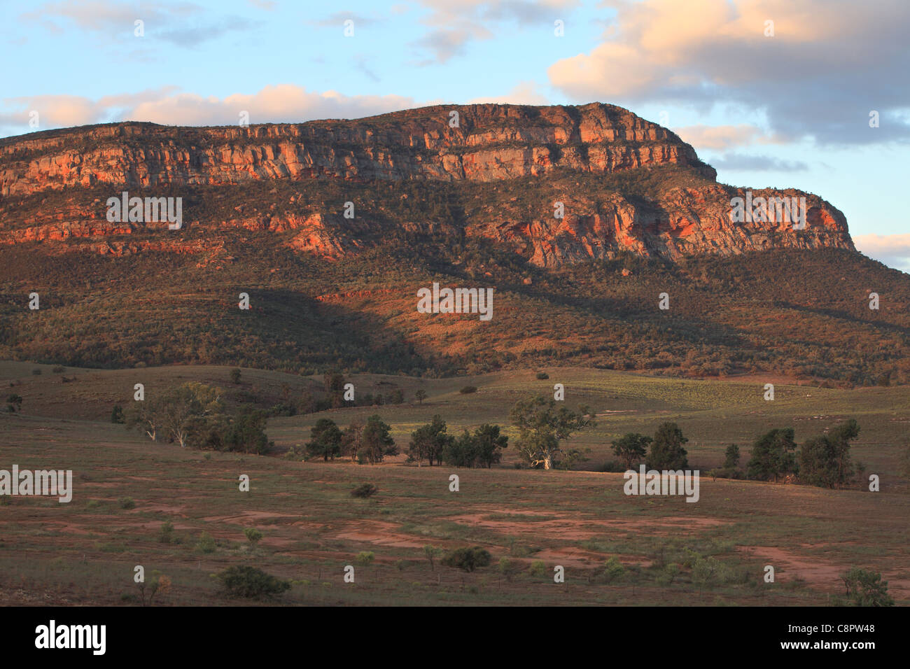 Sunset over Rawnsley Bluff, Flinders Ranges, South Australia Stock ...