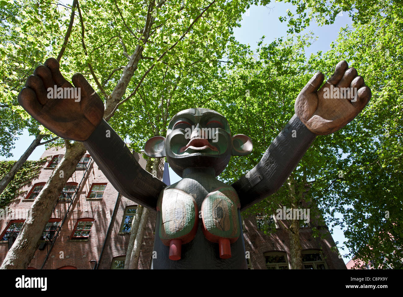 Modern wood sculpture hi-res stock photography and images - Alamy