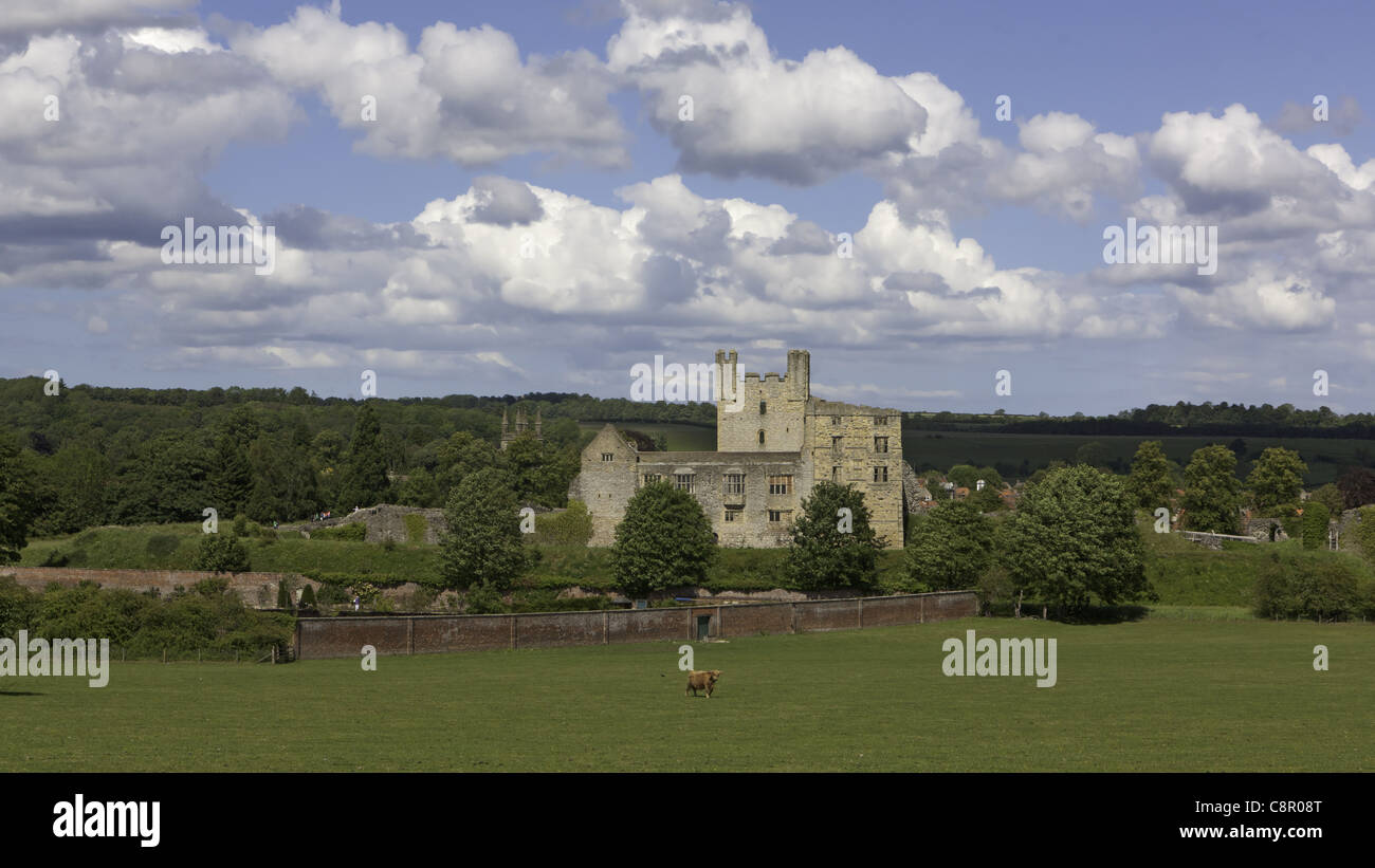 Helmsley Medieval Castle Ruins & Tudor Mansion Yorkshire & Humberside ...