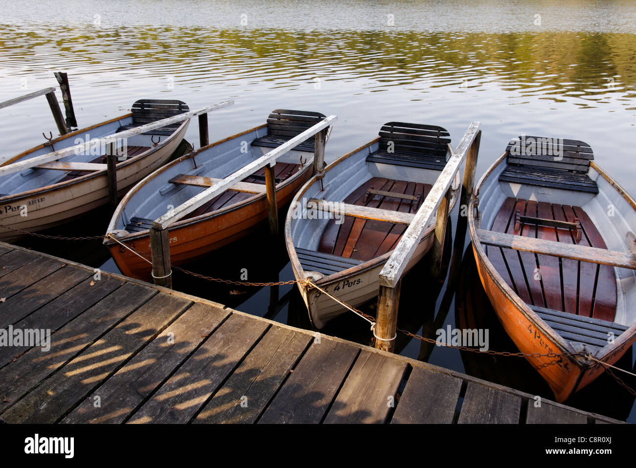 Recreational rowing boats moored at a landing on lake Schlachtensee in ...