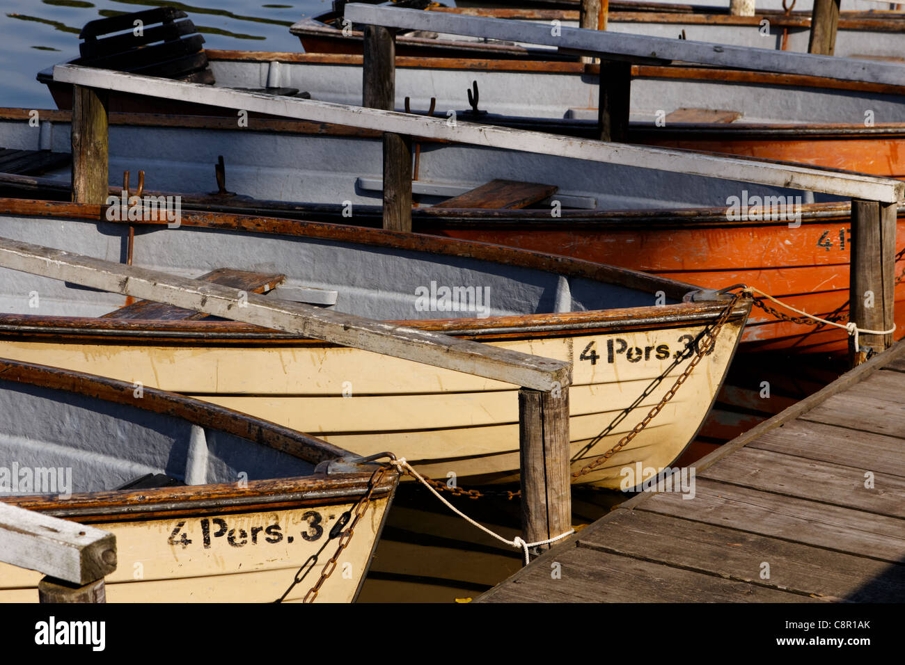 Recreational rowing boats moored at a landing on lake Schlachtensee in ...