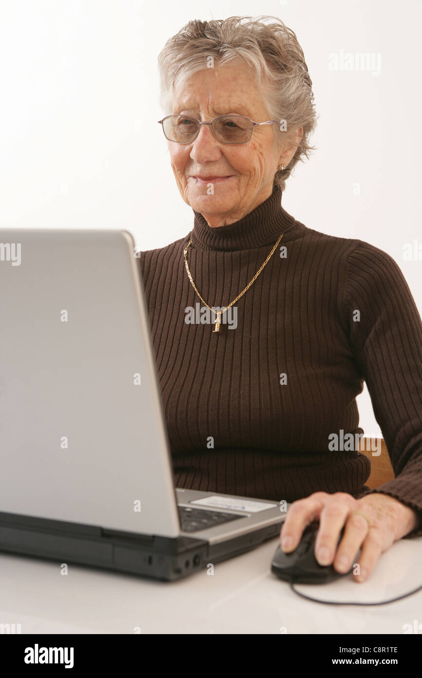 Seniors learning computer skills hi-res stock photography and images ...