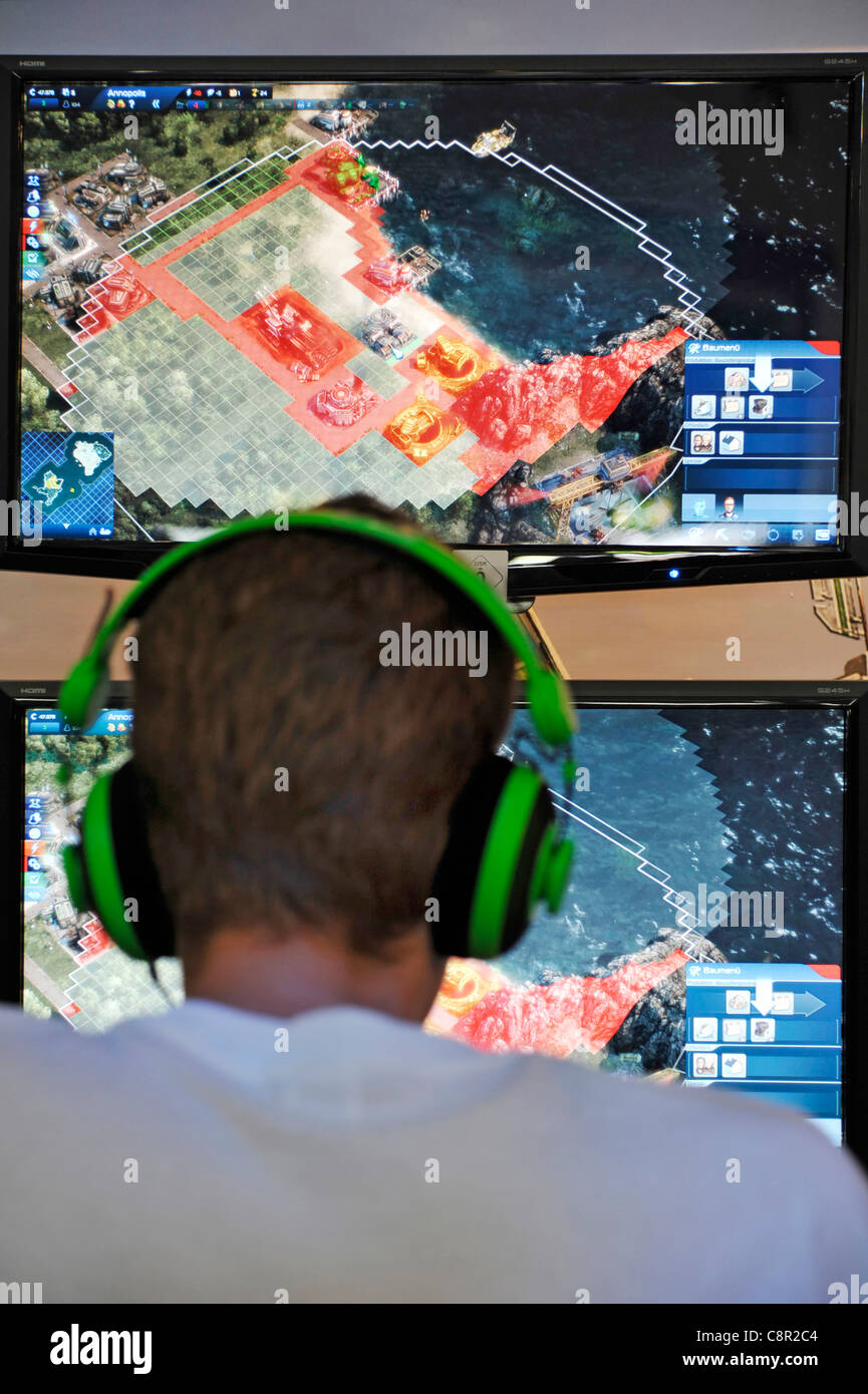 Kids playing computer games in hi-res stock photography and images - Alamy