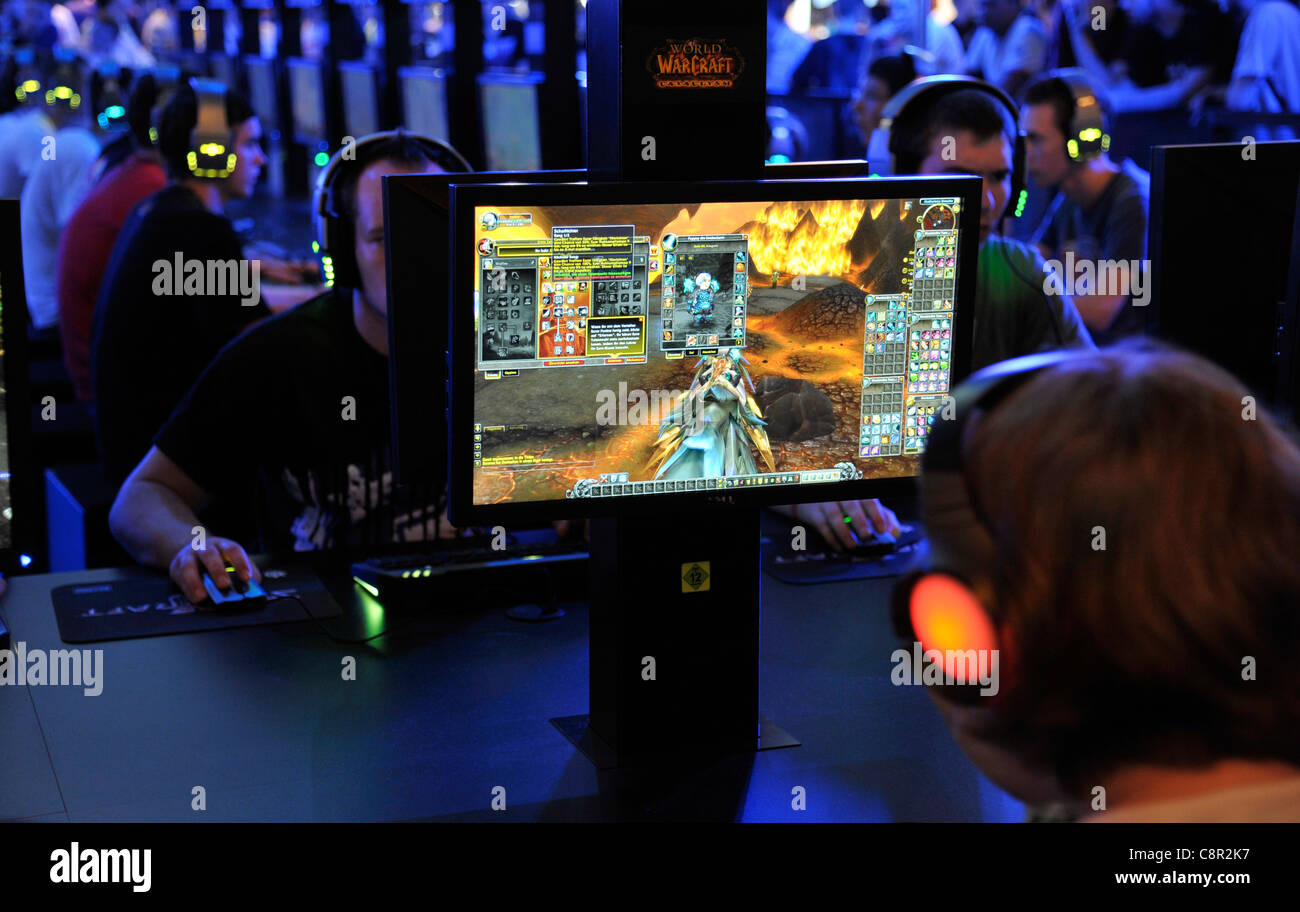 teenagers play the latest version of "world of warcraft" at the ...