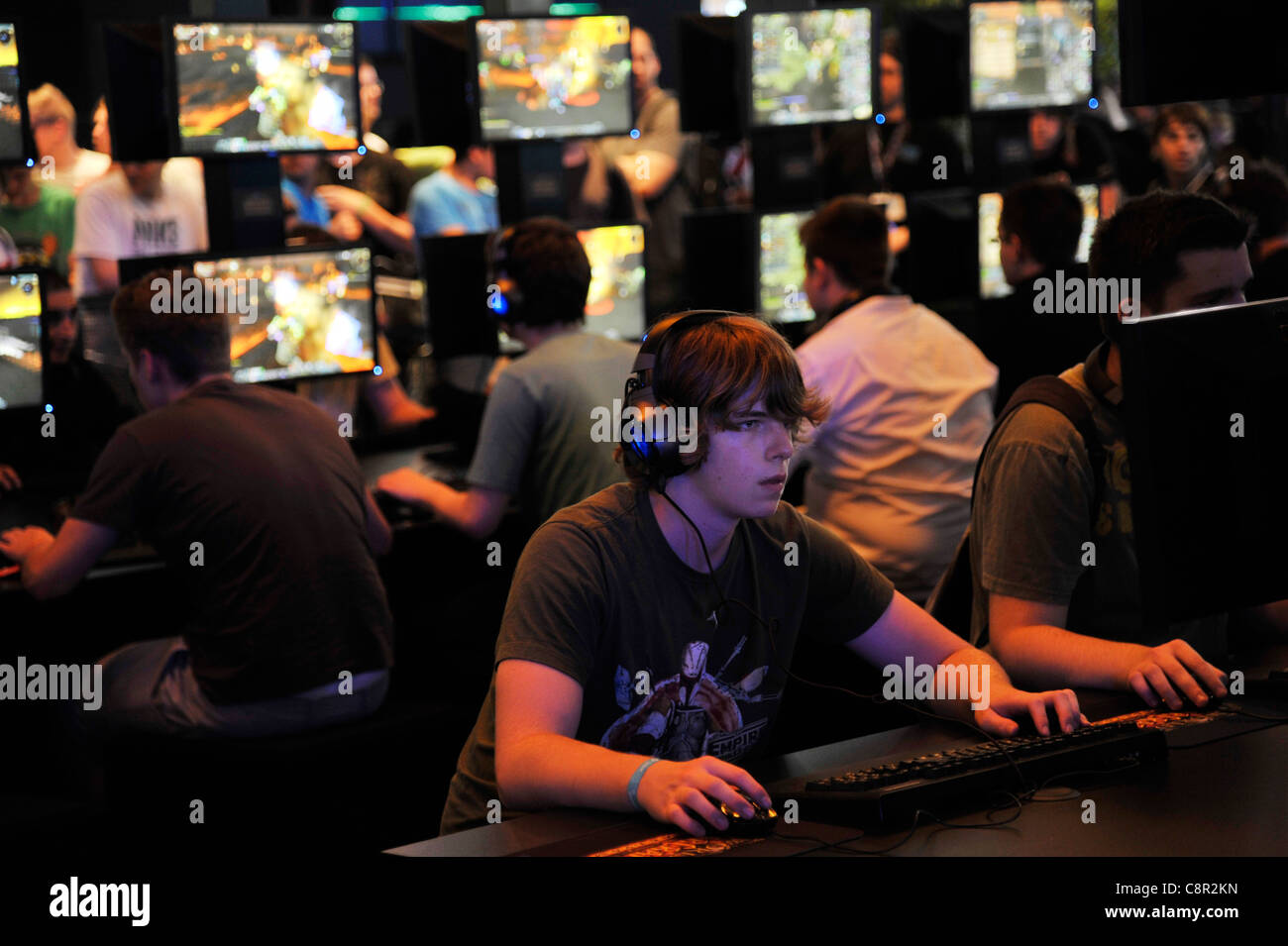 teenagers play the latest version of "world of warcraft" at the ...