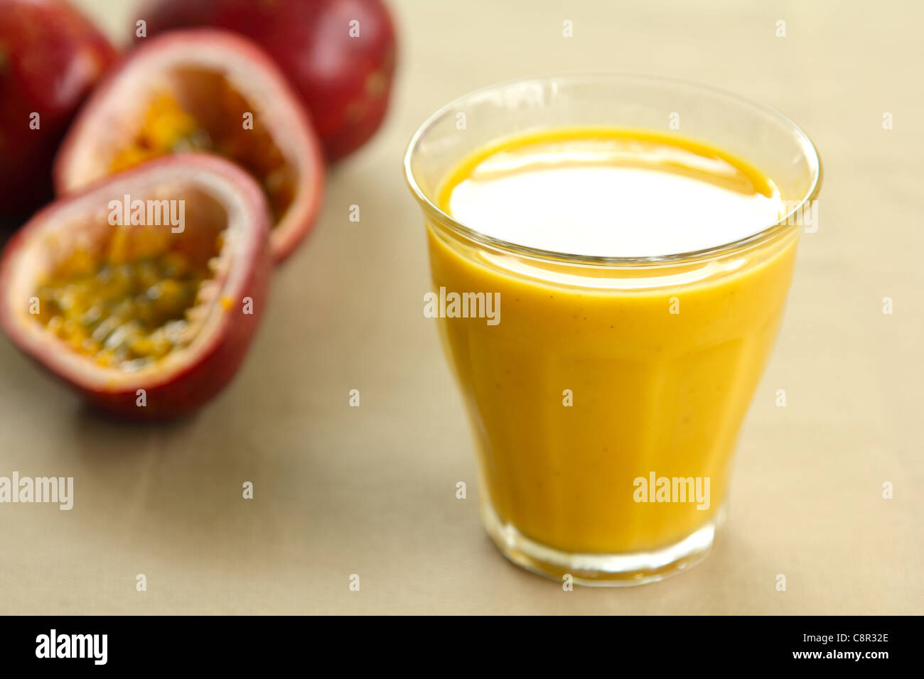 Passion fruit juice by fresh passion fruit Stock Photo - Alamy