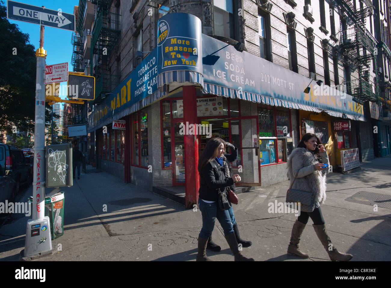 Corner store bodega neighborhood local hi-res stock photography and ...