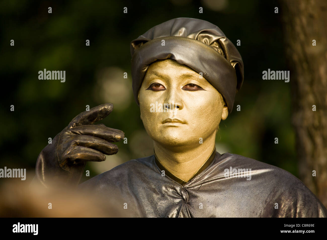 South bank living statue hi-res stock photography and images - Alamy