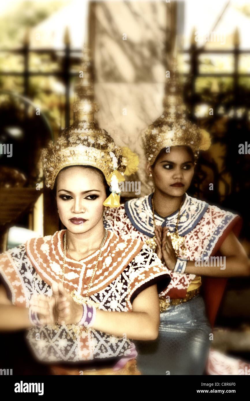 Thai temple dancers at Erawan Shrine, Bangkok, Thailand Stock Photo - Alamy