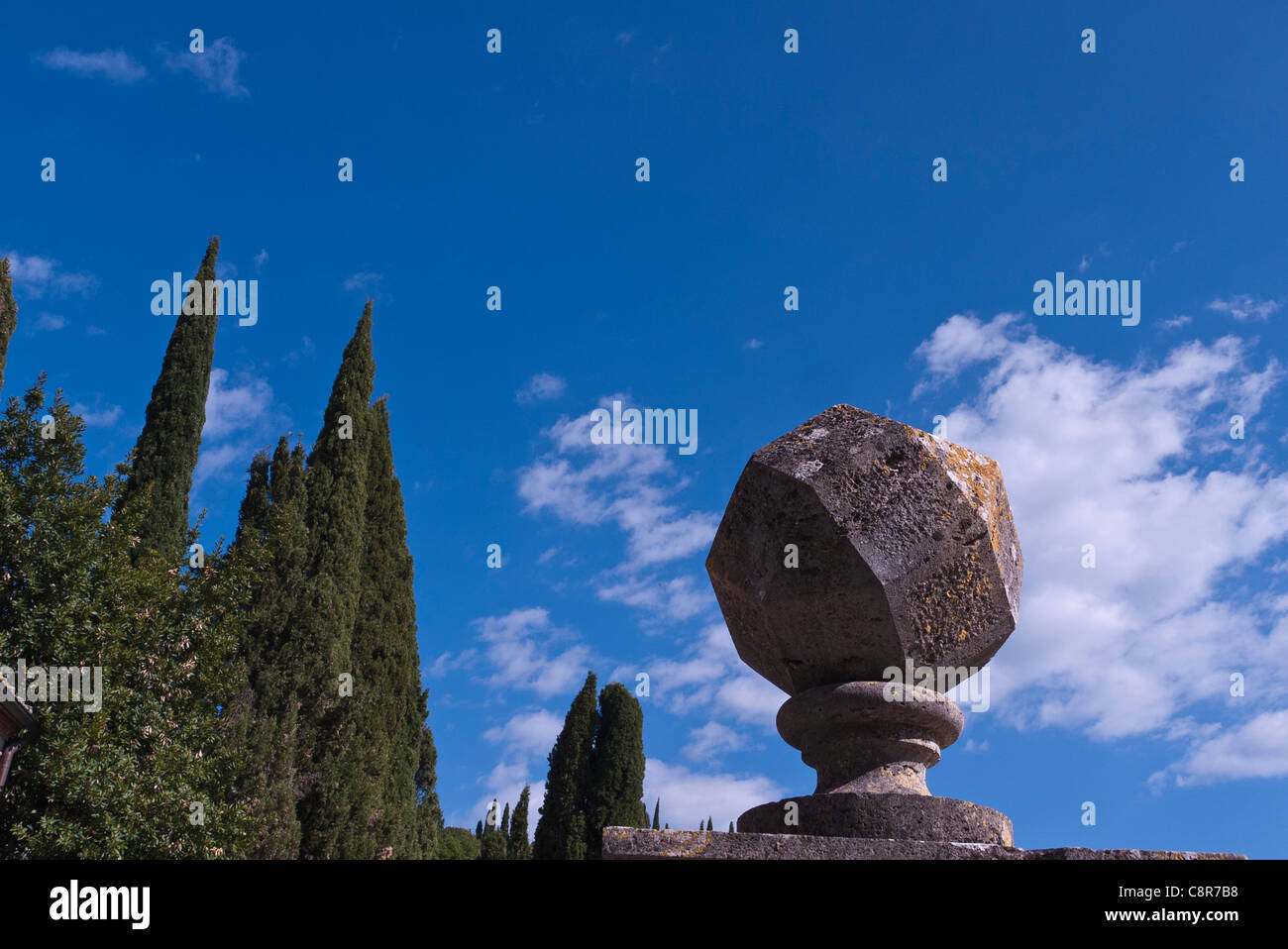 Stone statue on garden wall hi-res stock photography and images - Alamy