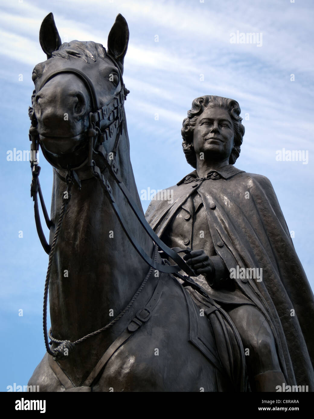 Bronze statue queen elizabeth ii hi-res stock photography and images ...
