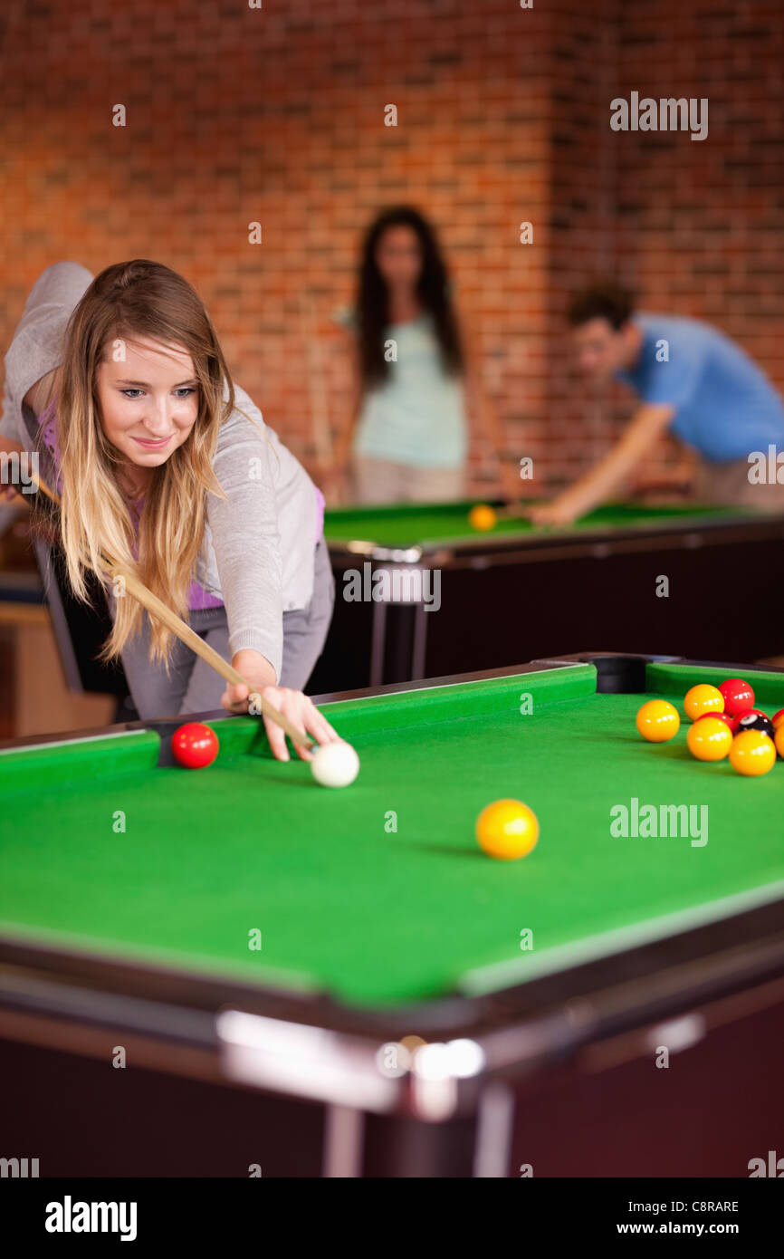 Portrait of a woman playing snooker Stock Photo - Alamy