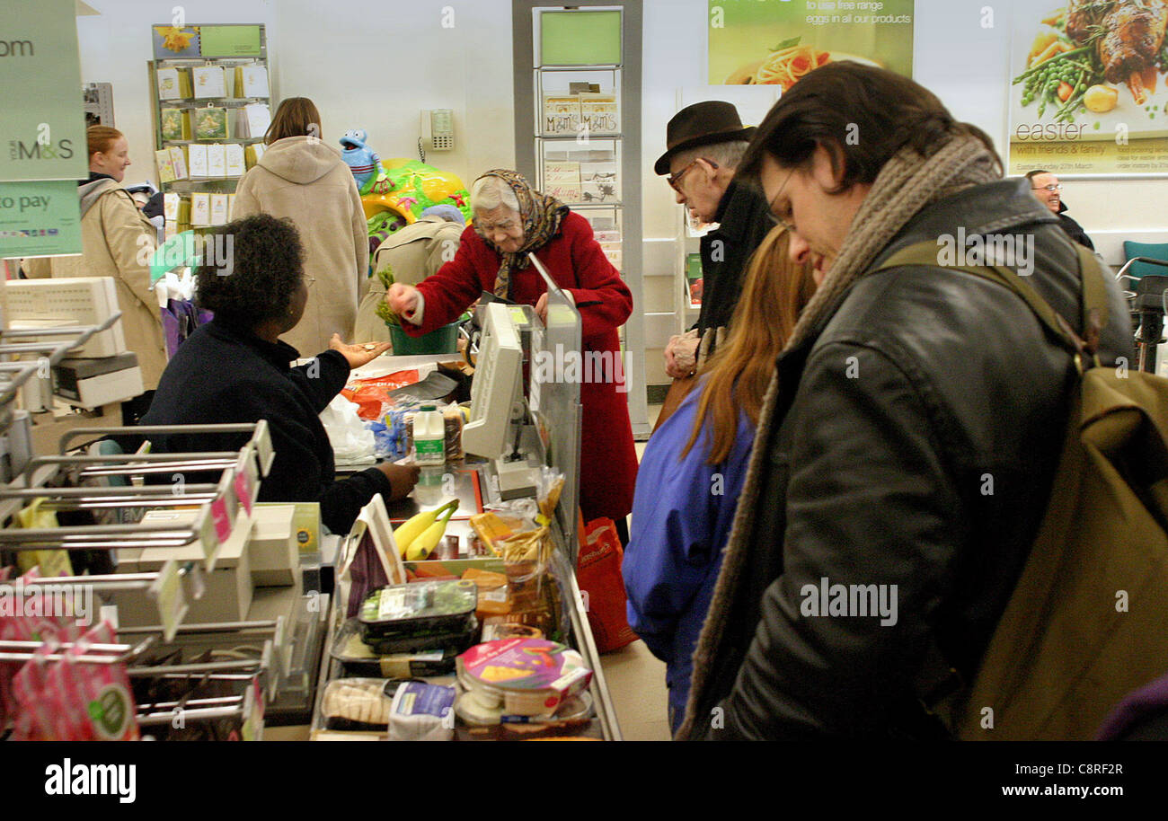 Queue in store Stock Photo - Alamy