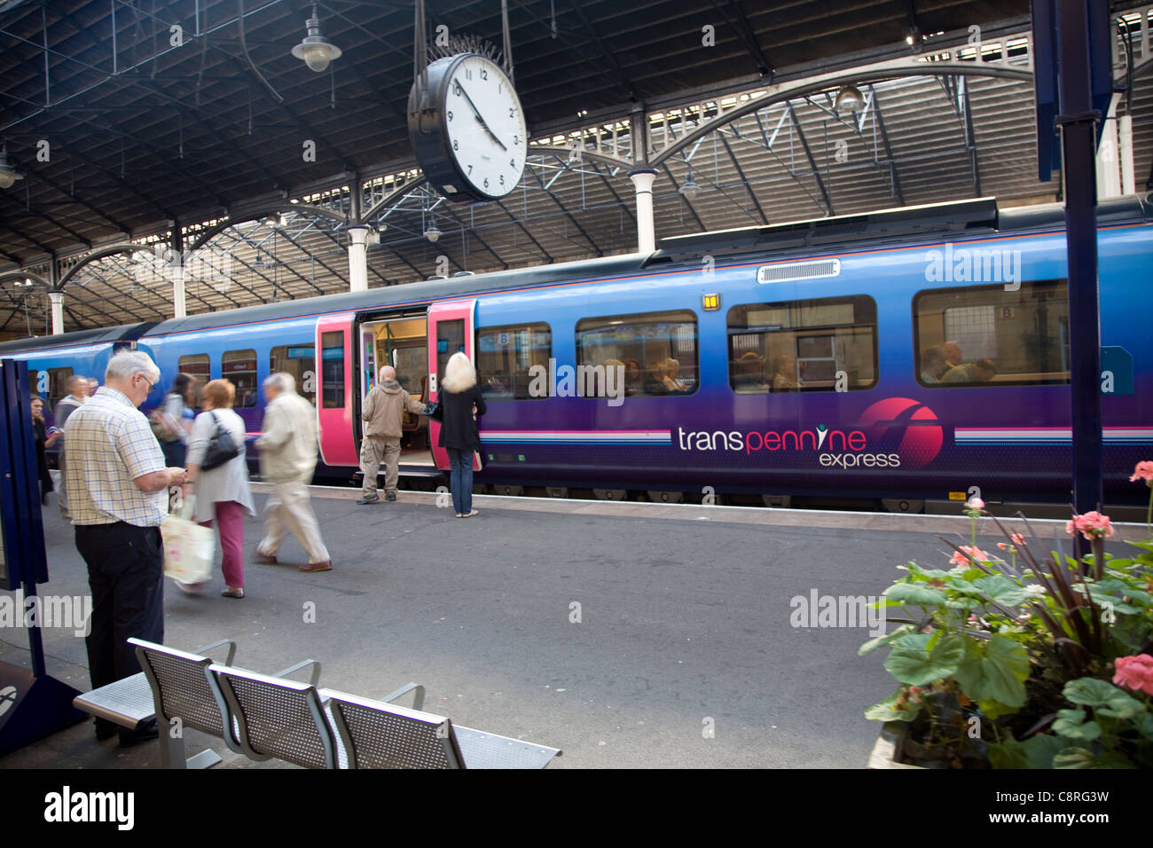Scarborough railway station hi-res stock photography and images - Alamy