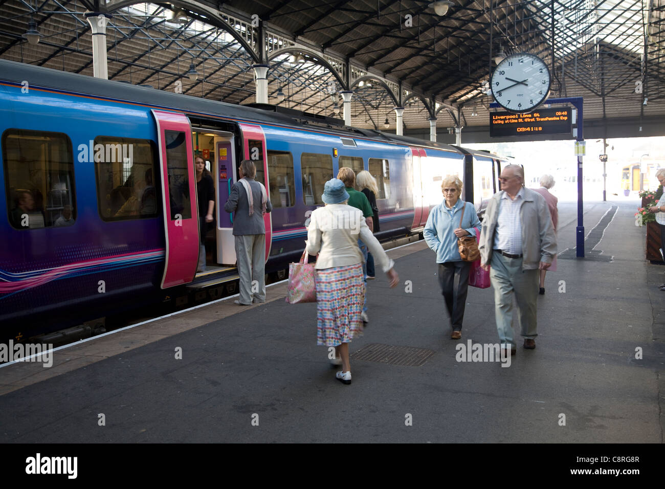 Train and passengers on platform of Scarborough railway station ...