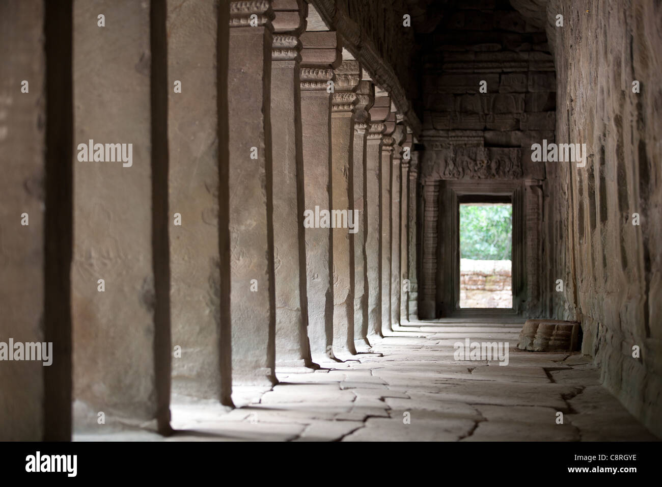 Series of stone pillars at angkor wat hi-res stock photography and ...