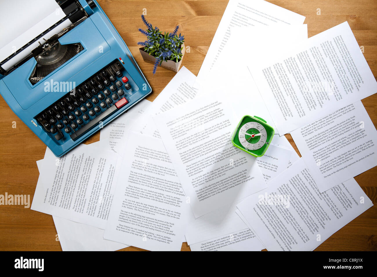 Writer with papers hi-res stock photography and images - Alamy