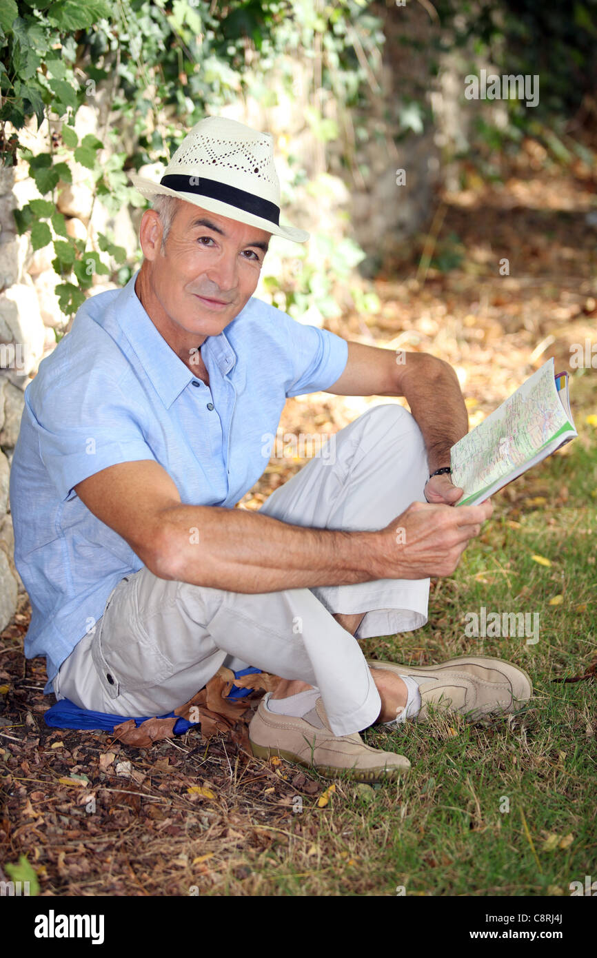 elderly gentleman reading Stock Photo - Alamy