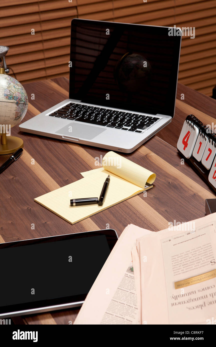 Laptop With Globe, Notepad, Calendar And Pen Stock Photo - Alamy