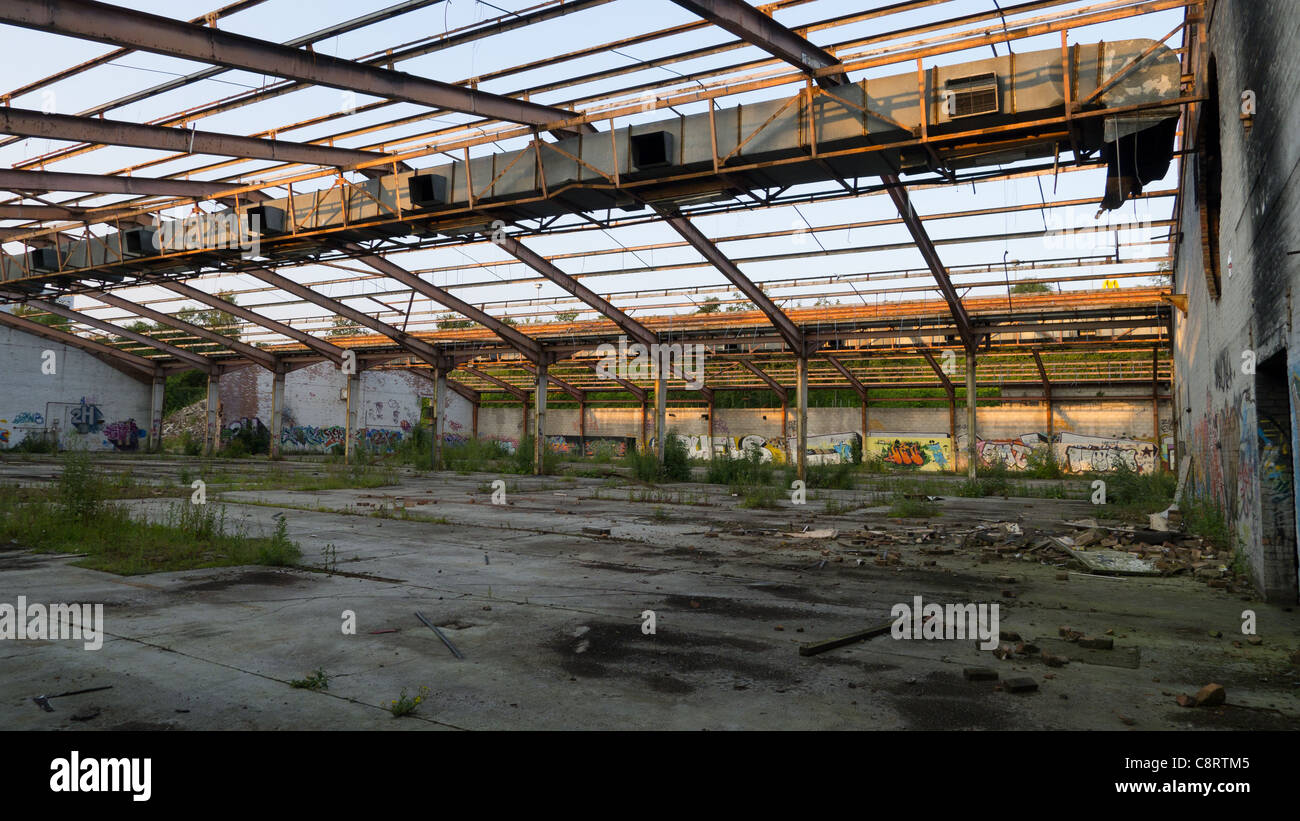 Derelict factory building Stock Photo - Alamy
