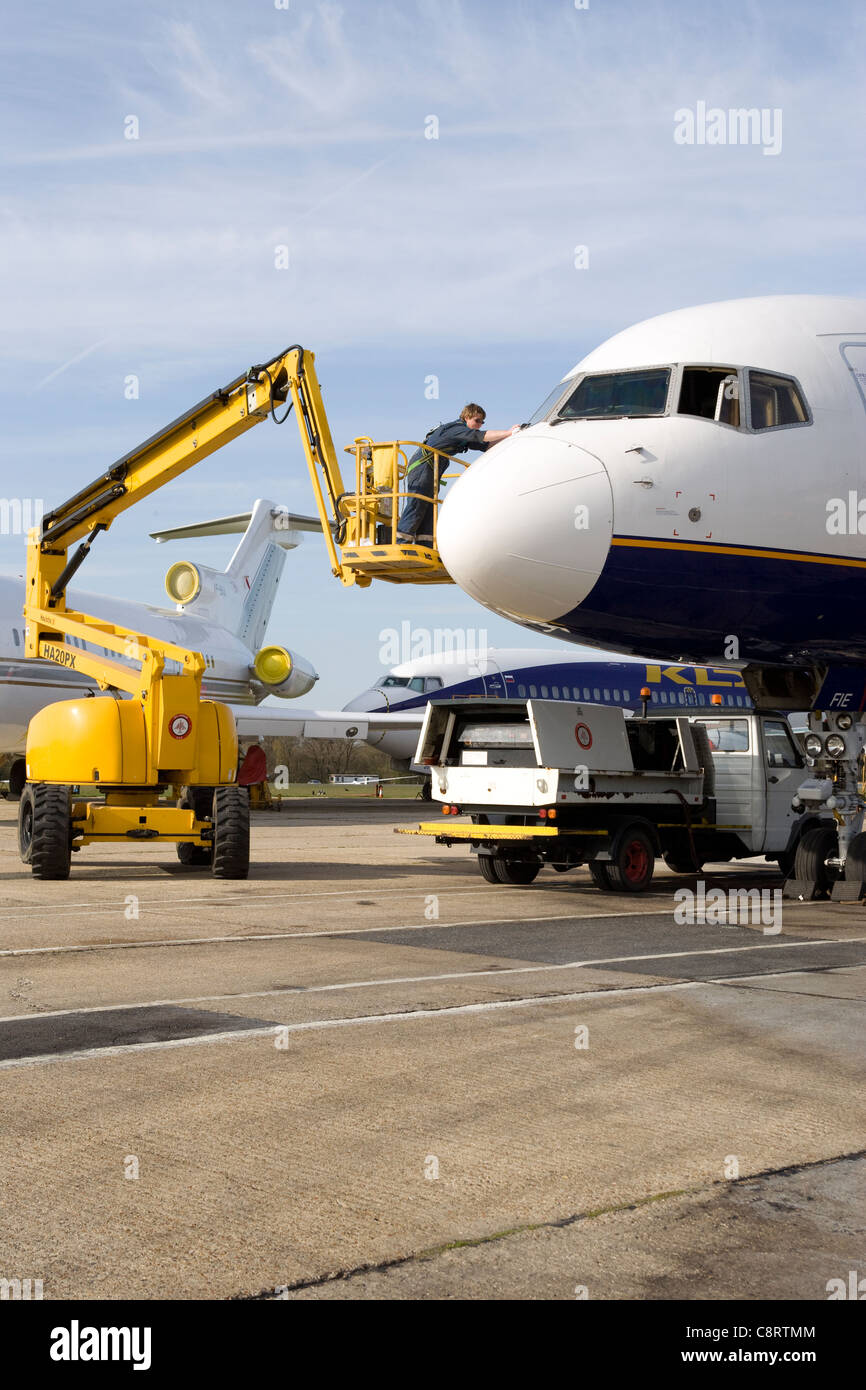 Boeing 757 jet airliner cockpit hi-res stock photography and images - Alamy