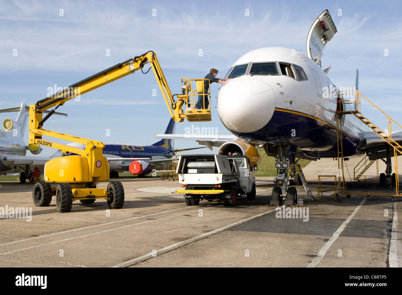 Boeing 757 maintenance with cherry-picker Stock Photo - Alamy