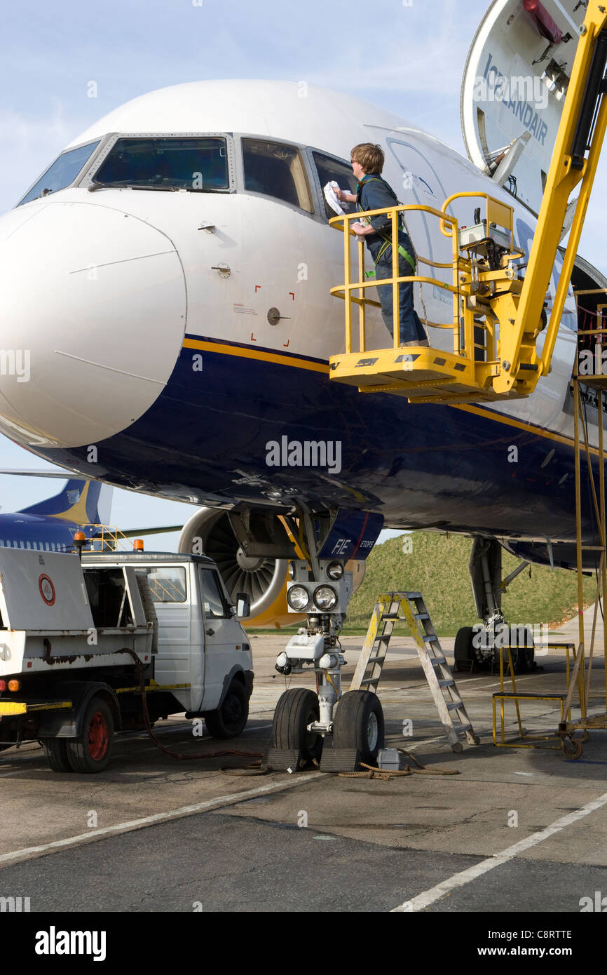 Boeing 757 maintenance with cherry-picker Stock Photo - Alamy