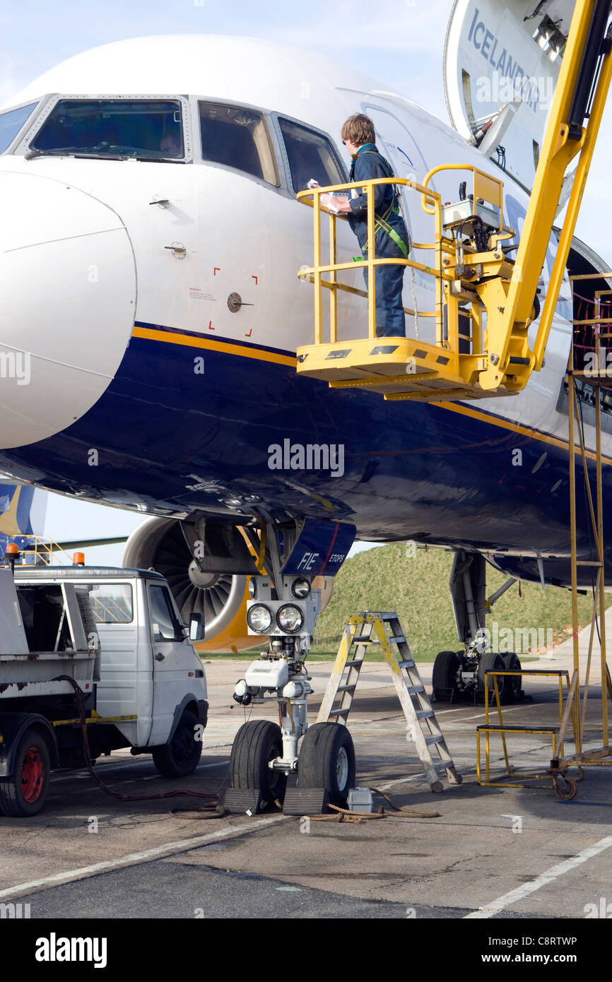 Boeing 757 cockpit hi-res stock photography and images - Alamy