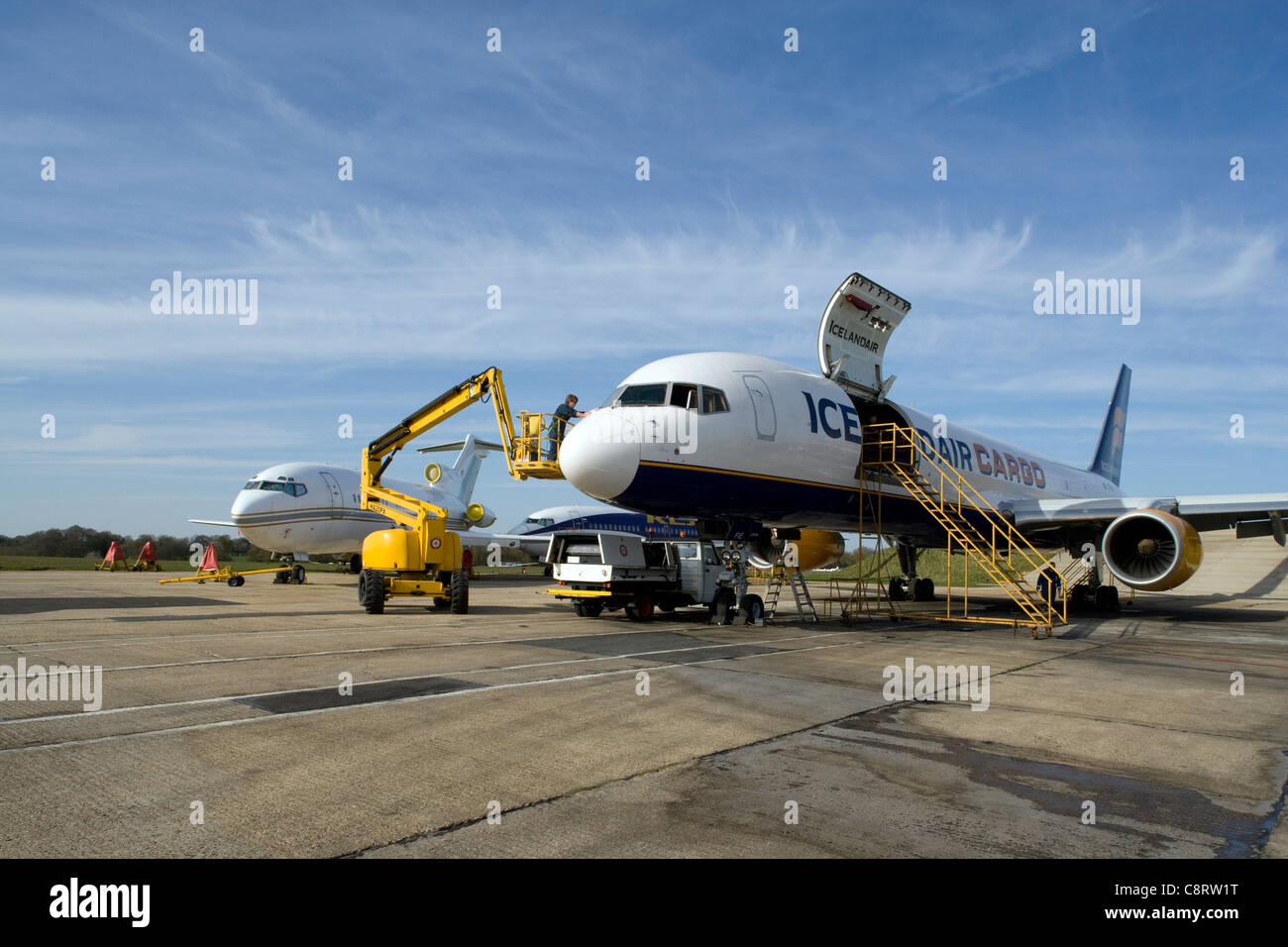 Boeing 757 maintenance on apron Stock Photo - Alamy