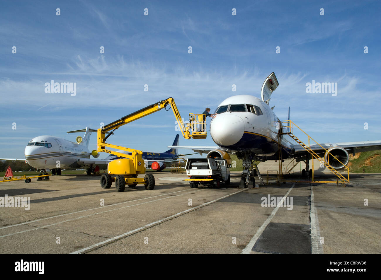 Boeing 757 maintenance on apron Stock Photo - Alamy
