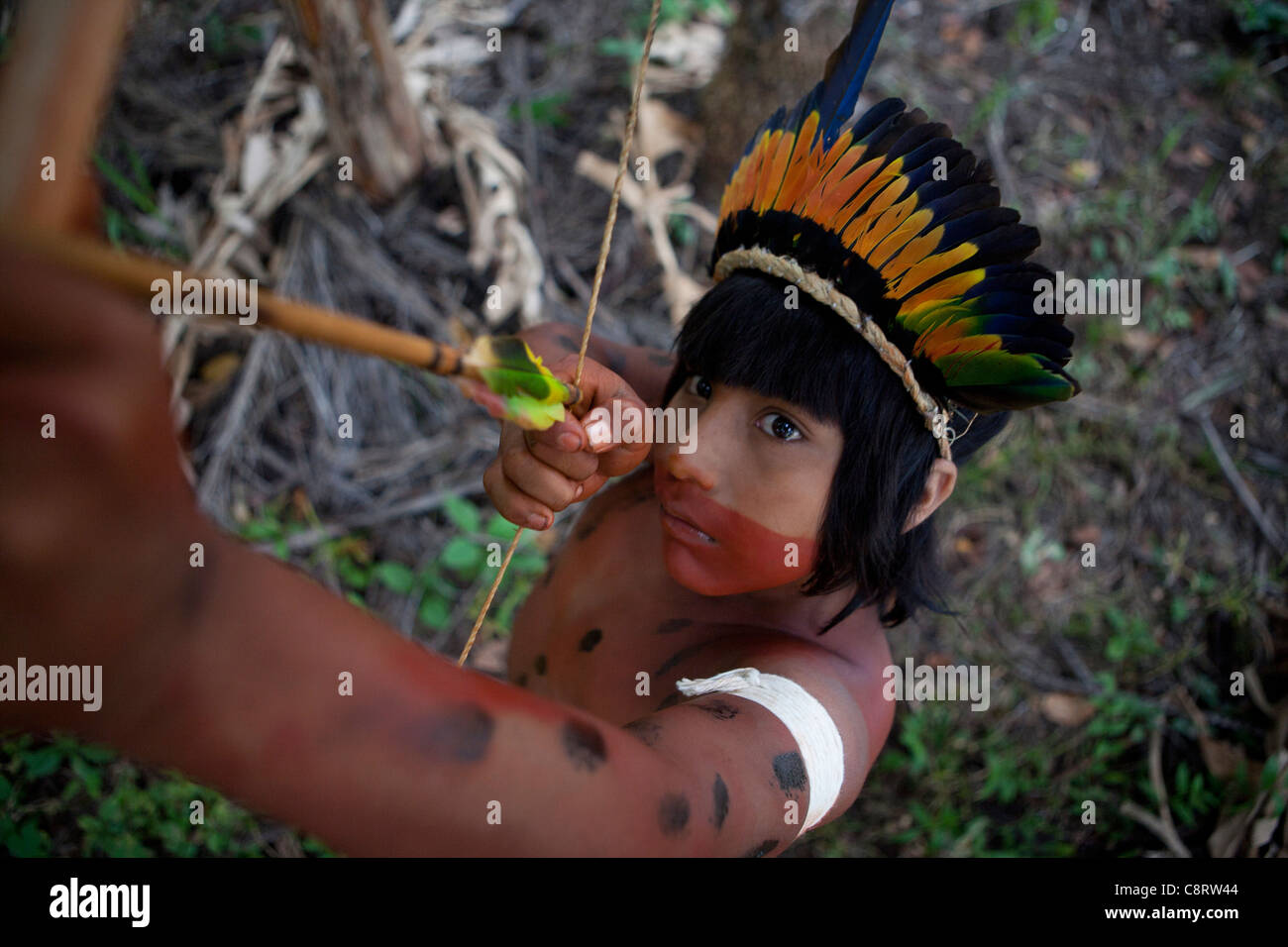 Xingu indians hunting in amazone hi-res stock photography and images ...