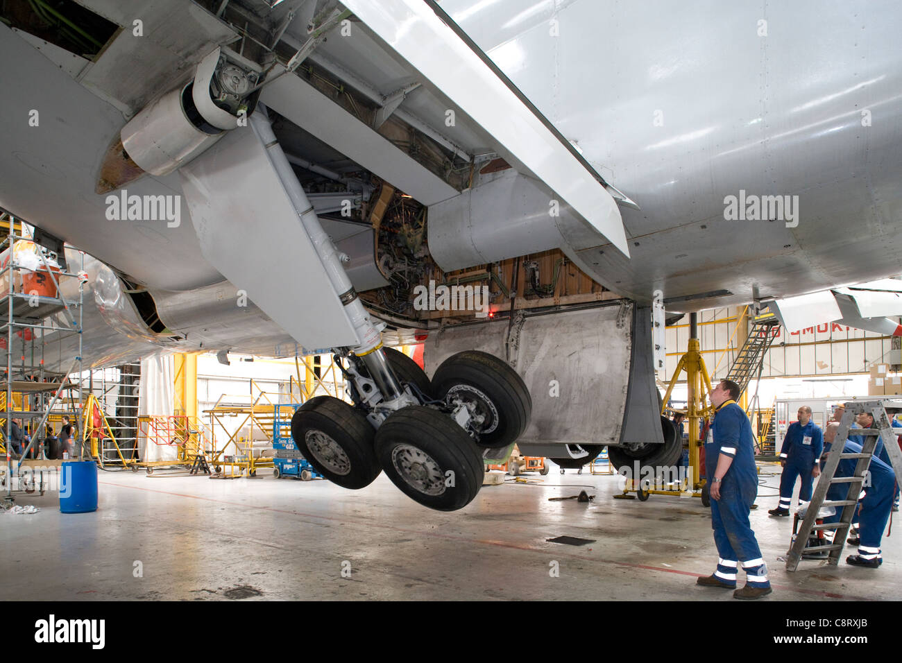 Boeing 757 maintenance undercarriage retraction check Stock Photo - Alamy