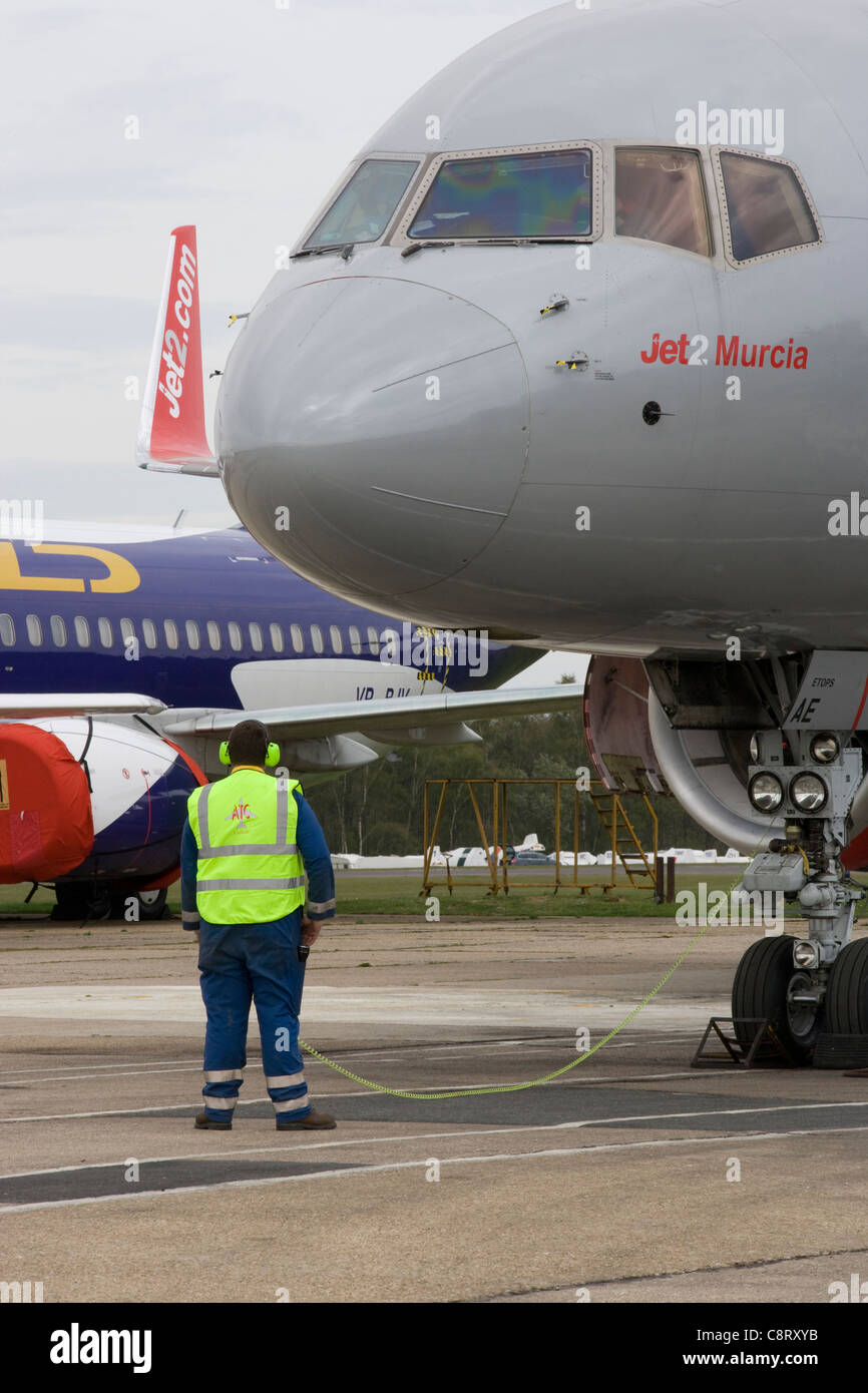 Boeing 757 static with ground-crew technician in attendance Stock Photo ...