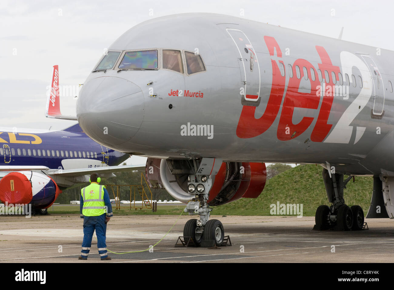 Boeing 757 static with ground-crew technician in attendance Stock Photo ...