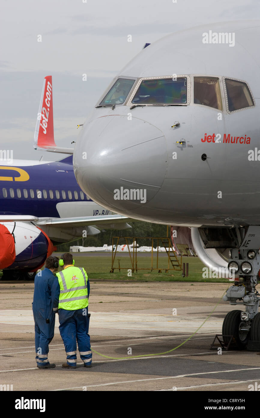 Boeing 757 static with ground-crew technicians in attendance Stock ...