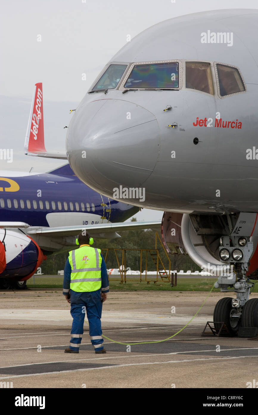 Boeing 757 static with ground-crew technician in attendance Stock Photo ...