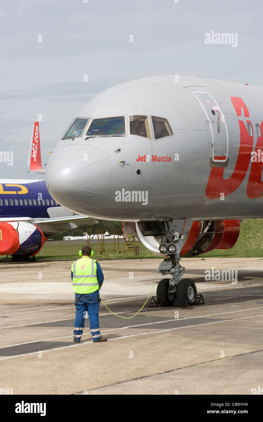 Boeing 757 static with ground-crew technician in attendance Stock Photo ...