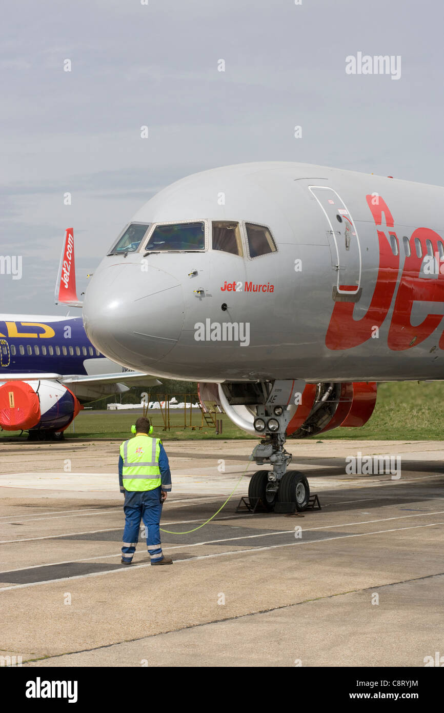 Boeing 757 static with ground-crew technician in attendance Stock Photo ...