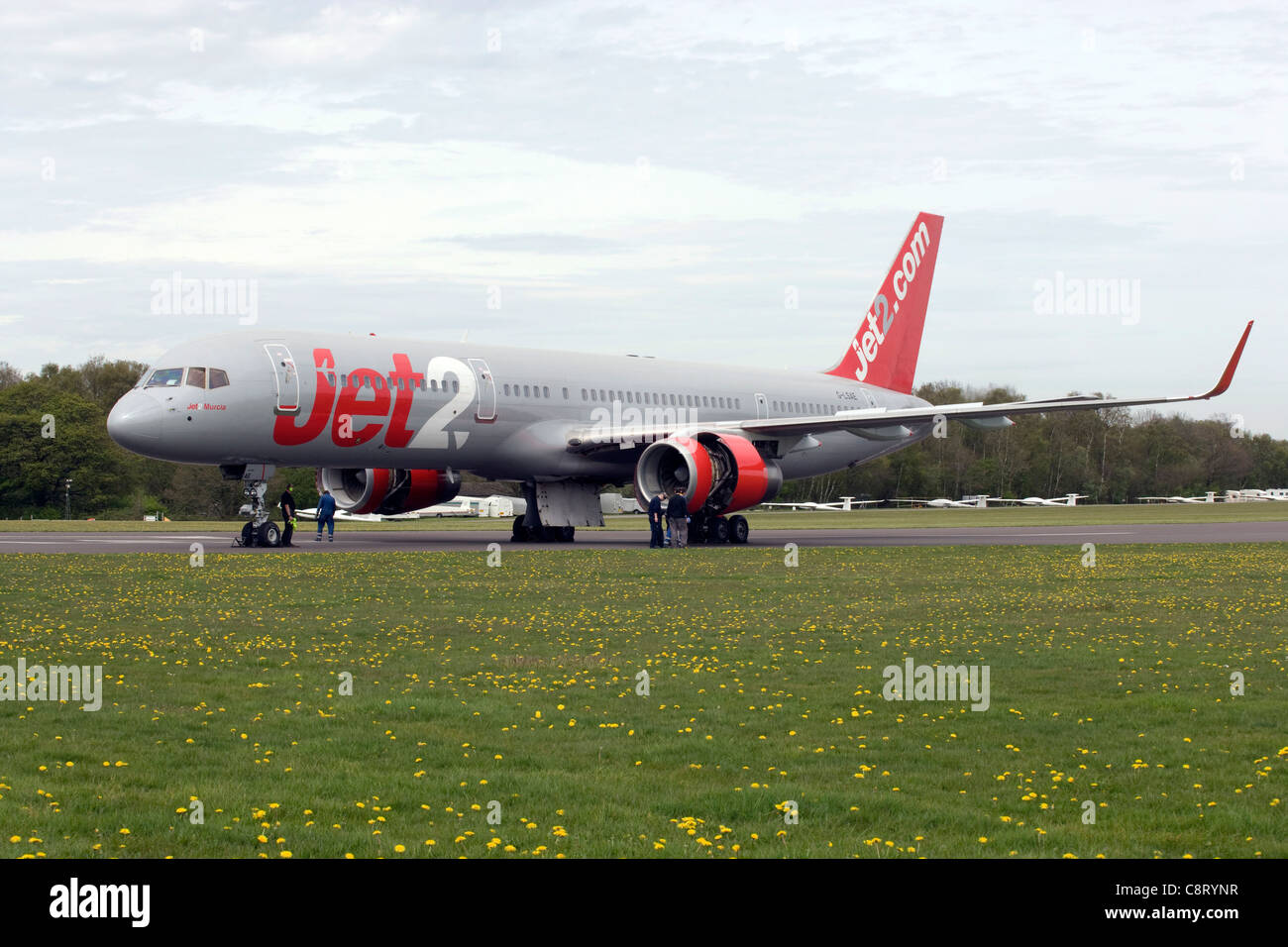 Boeing 757 static with ground-crew technicians in attendance Stock ...