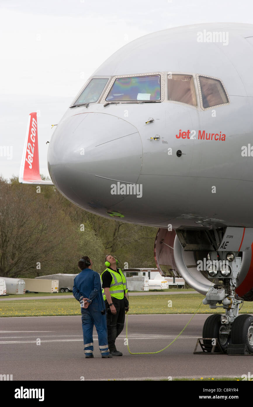 Boeing 757 static with ground-crew technicians in attendance Stock ...