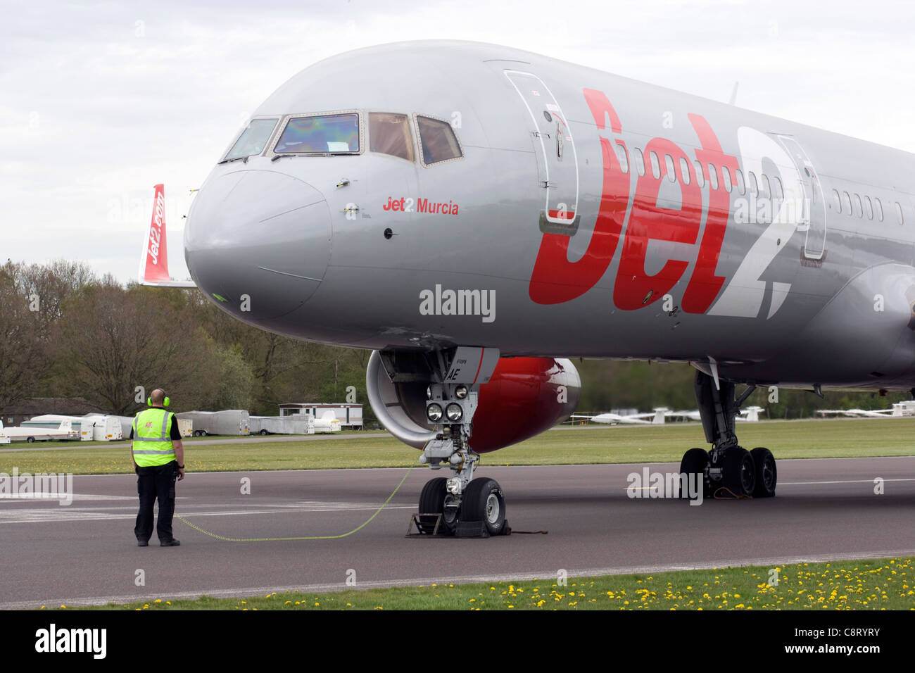 Boeing 757 static with ground-crew technician in attendance Stock Photo ...