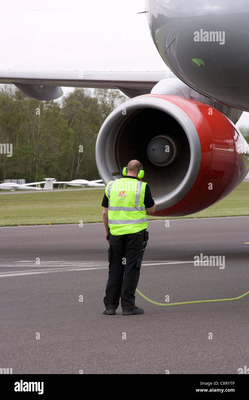 Boeing 757 static with ground-crew technician in attendance Stock Photo ...
