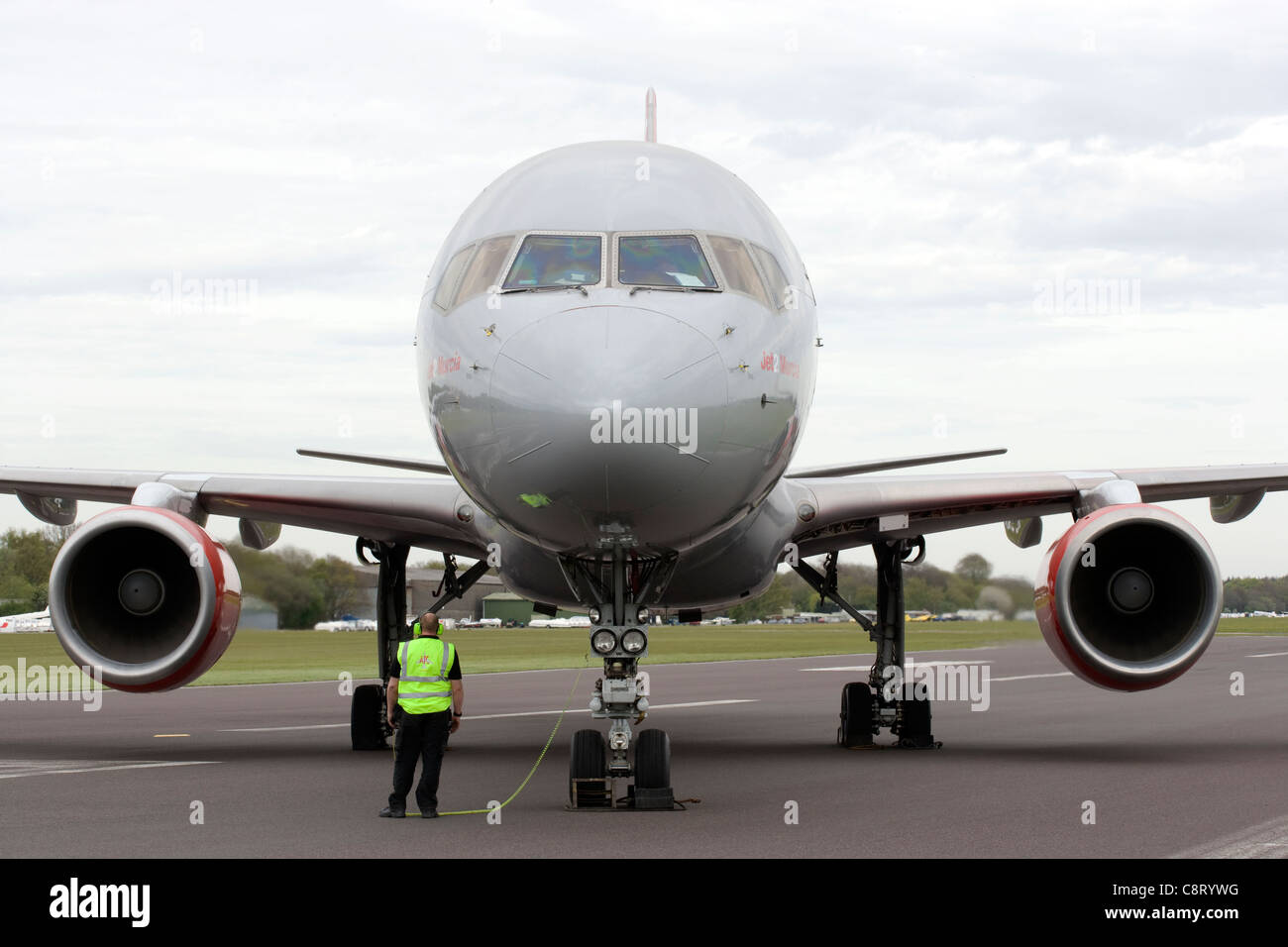 Boeing 757 static with ground-crew technician in attendance Stock Photo ...