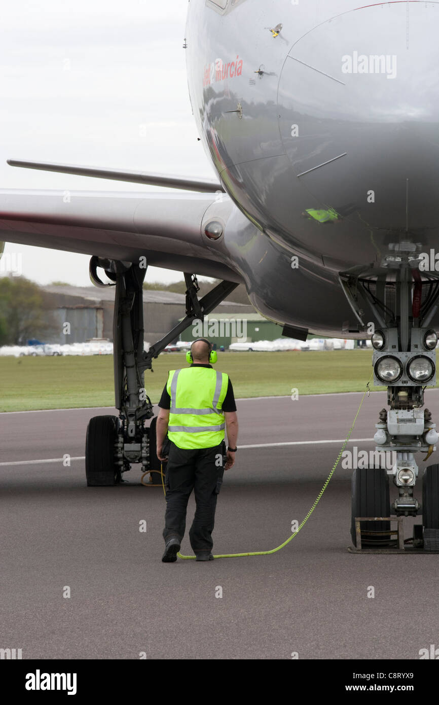 Boeing 757 static with ground-crew technician in attendance Stock Photo ...
