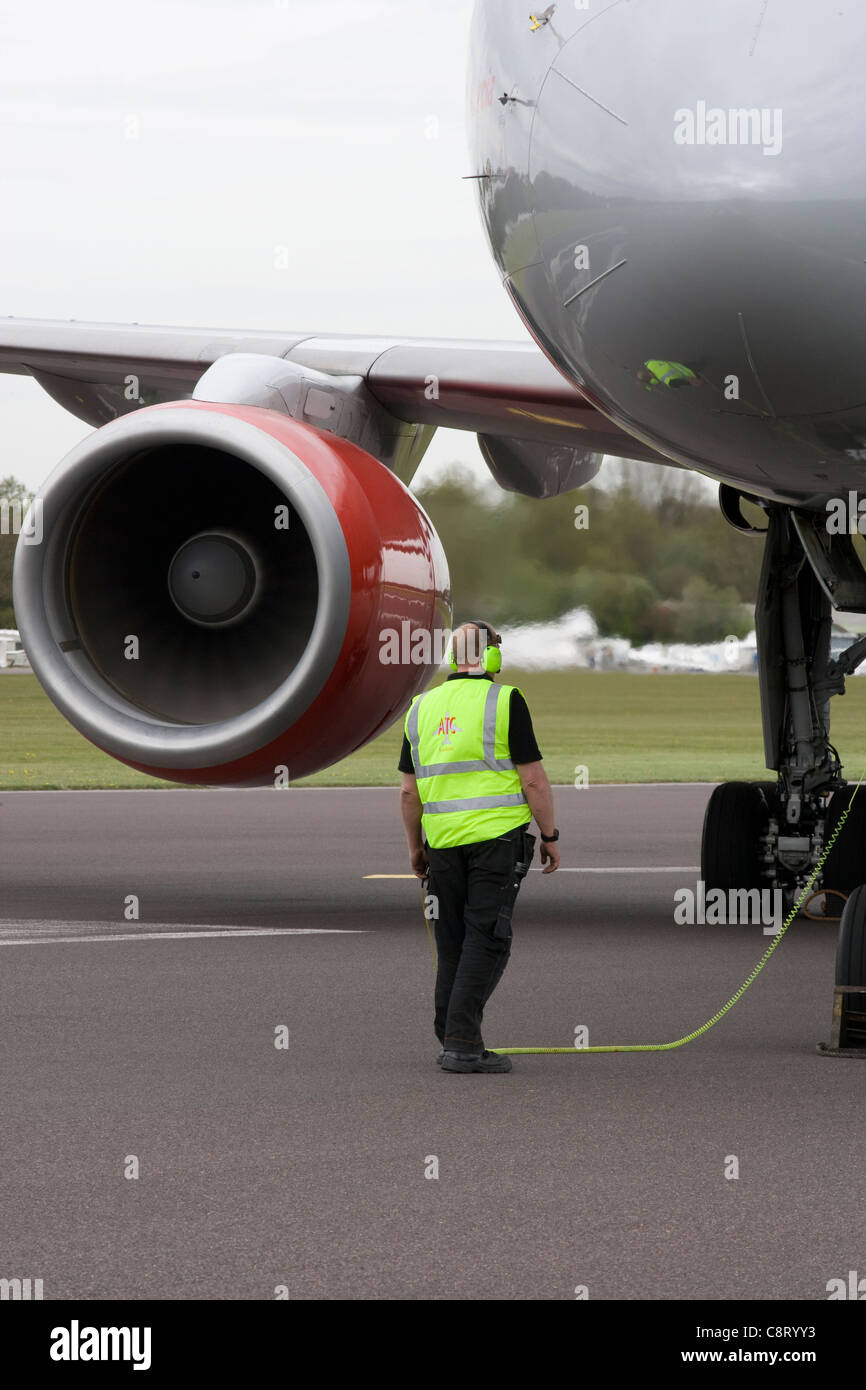 Boeing 757 static with ground-crew technician in attendance Stock Photo ...